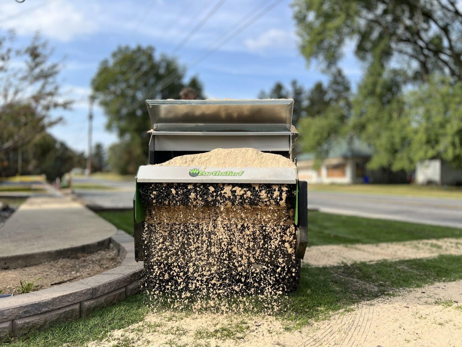 Self-Propelled Topdresser | MultiSpread 100SP | Earth & Turf