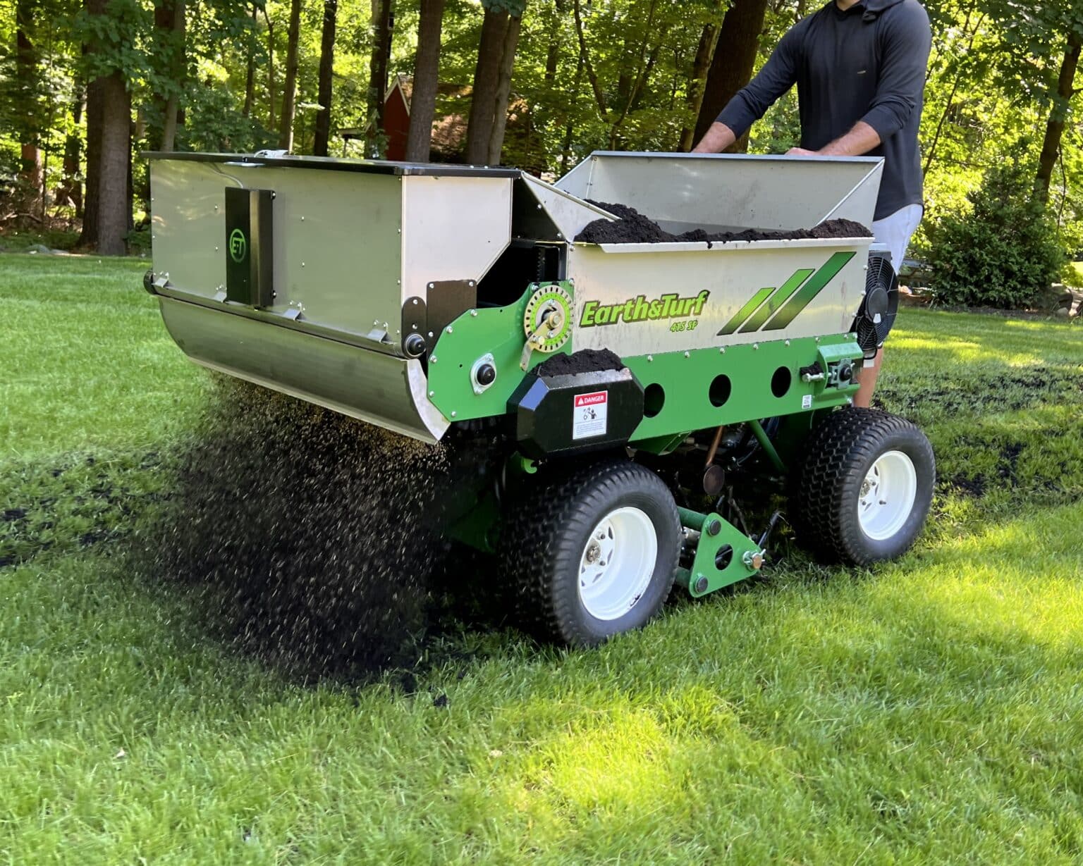 Stand On Top Dresser MultiSpread 415SP - Earth & Turf